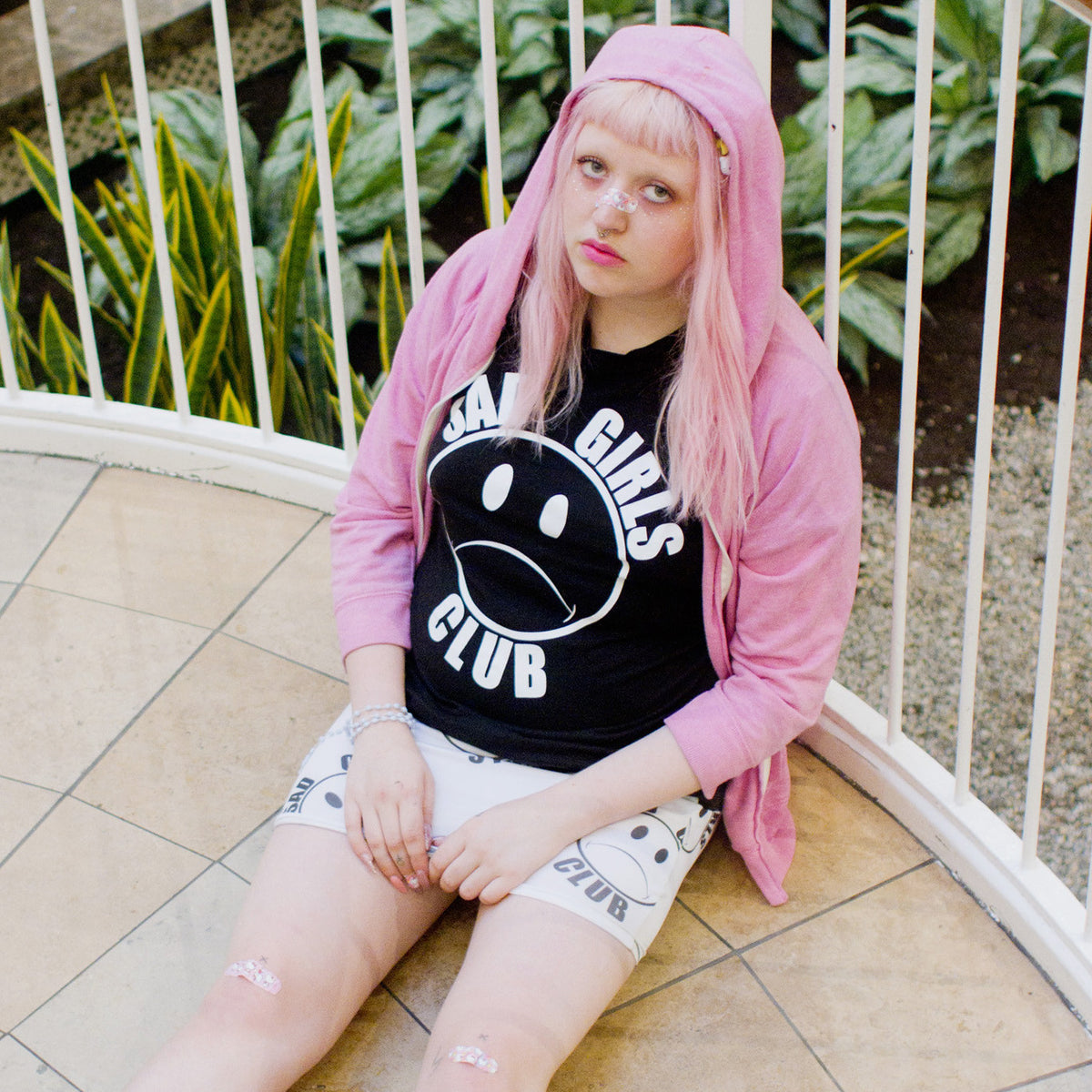 SAD GIRLS CLUB OFFICIAL TEE – nikkilipstick